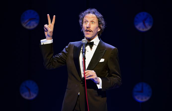 Oudejaarsconference Micha Wertheim gemengd ontvangen: ‘Humor heeft vele ...