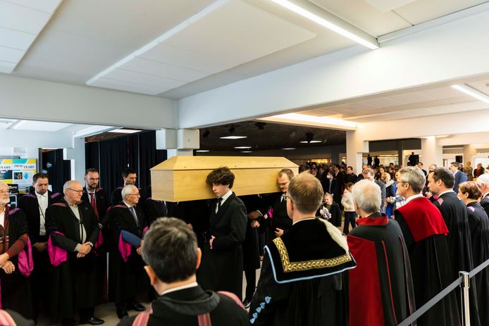 Familie en academici nemen afscheid van ererector van UHasselt Luc De ...