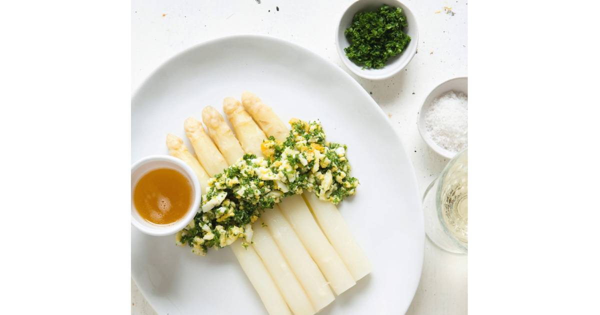 Maak de echte asperges op Vlaamse wijze volgens Jeroen Meus | Eten | hln.be