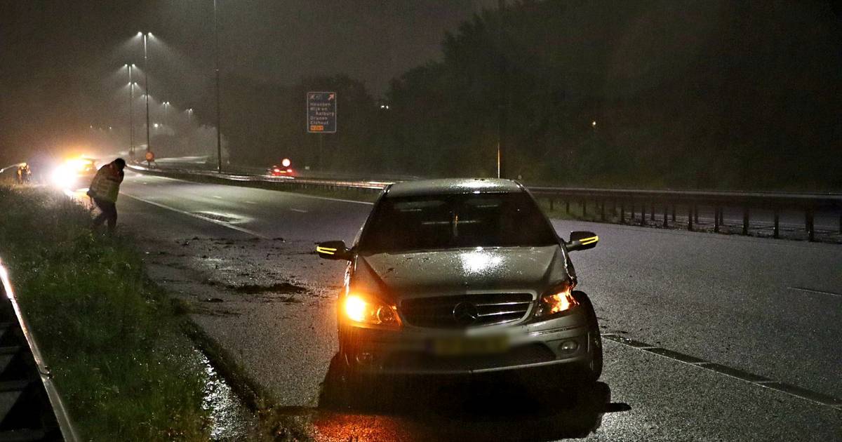 Auto rijdt in stromende regen tegen vangrail op A59 bij Elshout ...