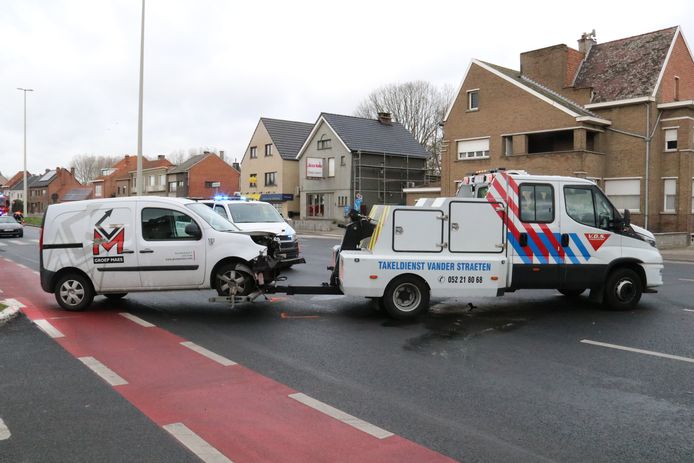 Voertuigen botsen aan kruispunt op Mechelsesteenweg en lopen zware schade op | Dendermonde | hln.be