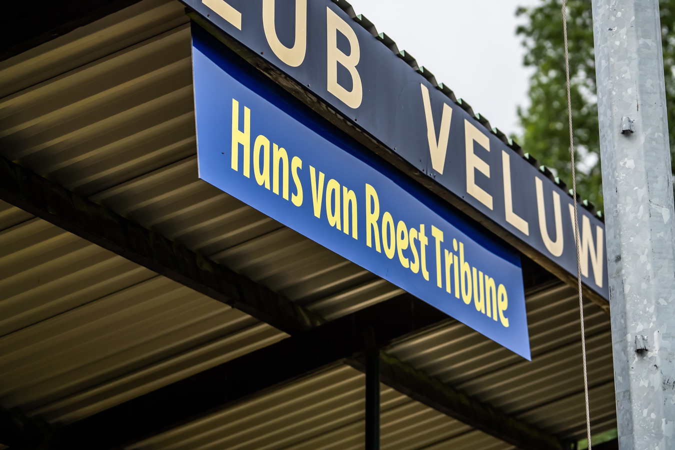 Clubman Hans van Roest krijgt indrukwekkend afscheid op het veld van ...