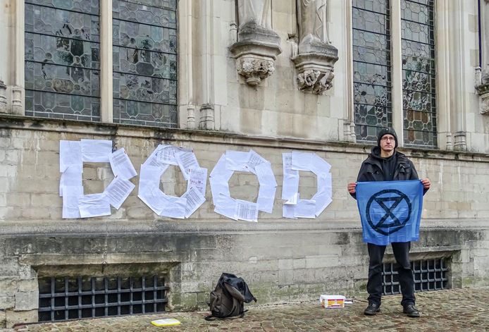 Actievoerders plakken ‘DOOD’ aan het Brugse stadhuis: “Geen ...