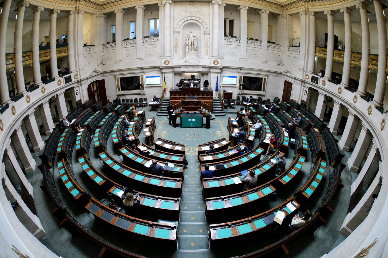 Pour la première fois, les députés votent des lois à distance... non ... Pour la première fois, les députés votent des lois à distance... non ...
