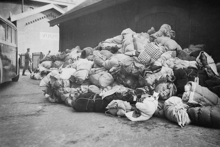 Voor het eerst kijk je recht in het gezicht van de gedeporteerde Joden ...