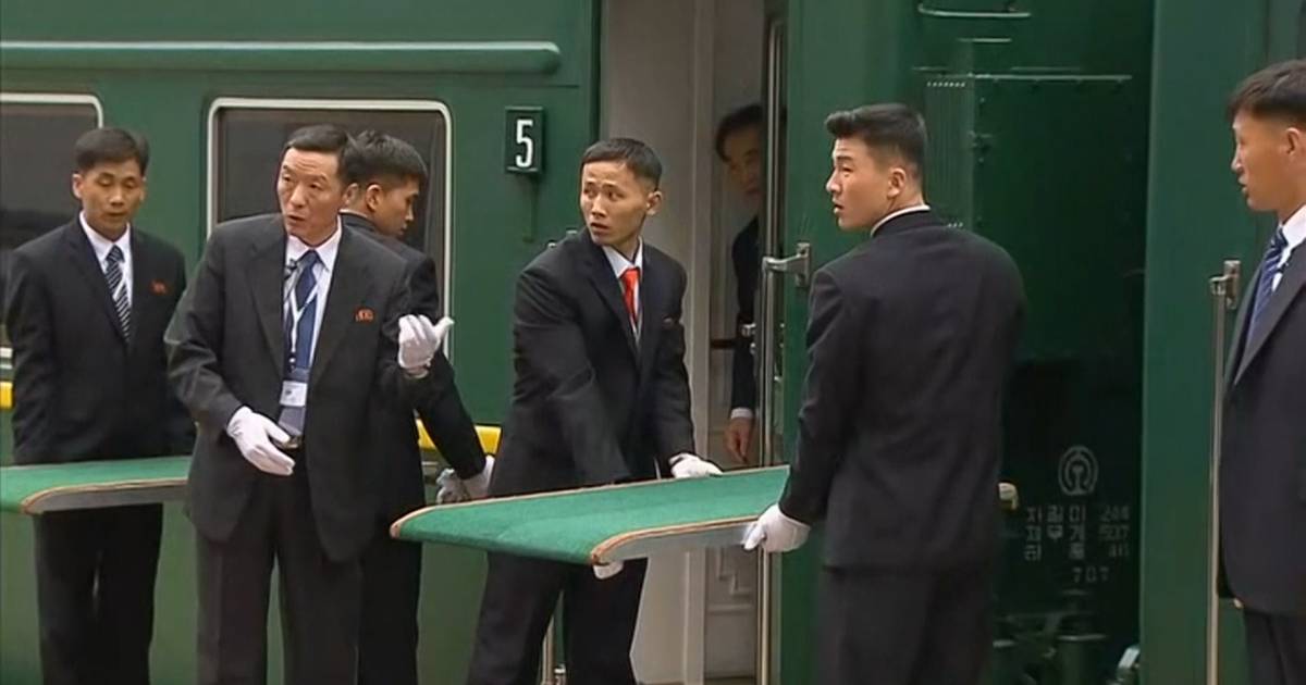 Kim Jong-oei: stijf protocol wordt snel kolder wanneer trein voorbij ...