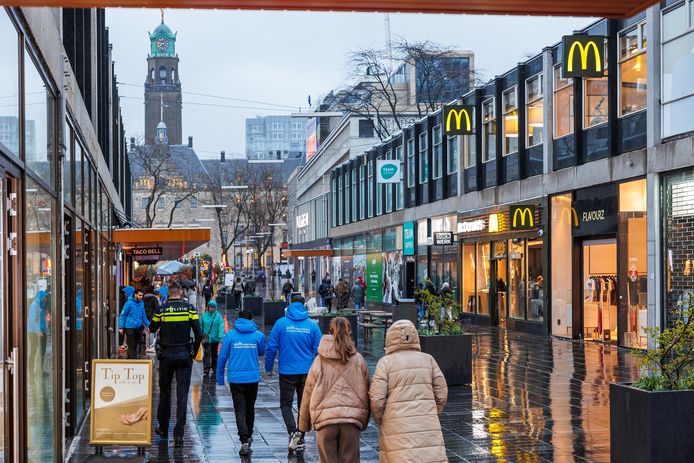 Politie houdt tweede verdachte aan voor dodelijke steekpartij Lijnbaan ...