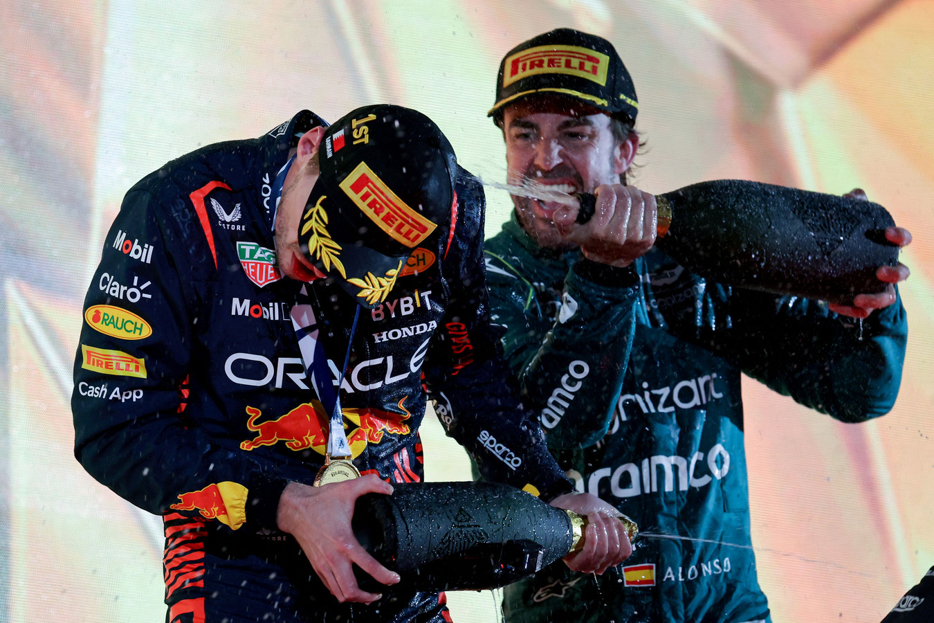 Buitenlandse media zien Max Verstappen domineren, maar Alonso steelt de show: ‘Magische ...