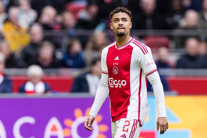 Ajax moet Devyne Rensch meerdere wedstrijden missen na rode kaart tegen ...