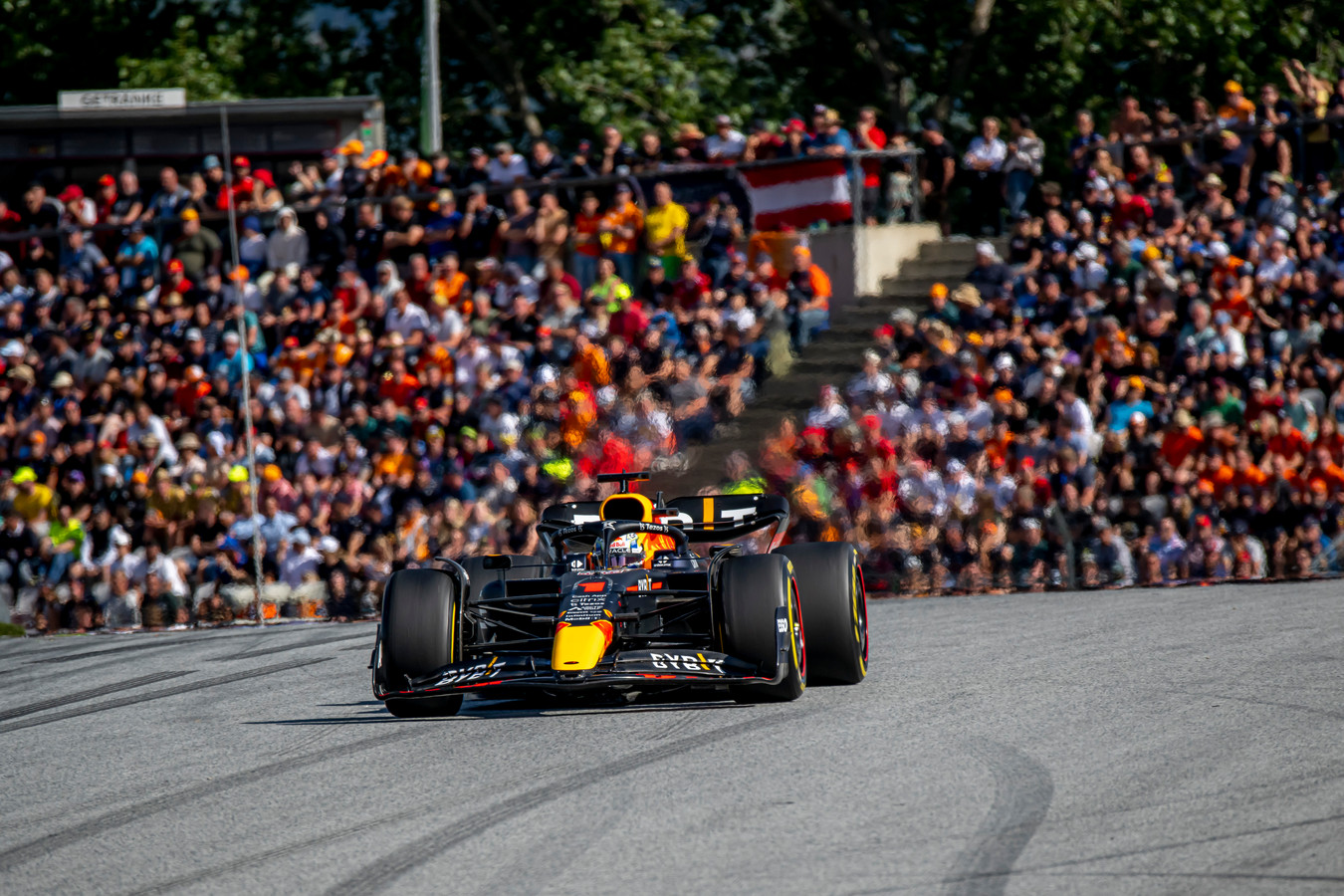 Max Verstappen moet zege aan Charles Leclerc laten na spannende race in ...