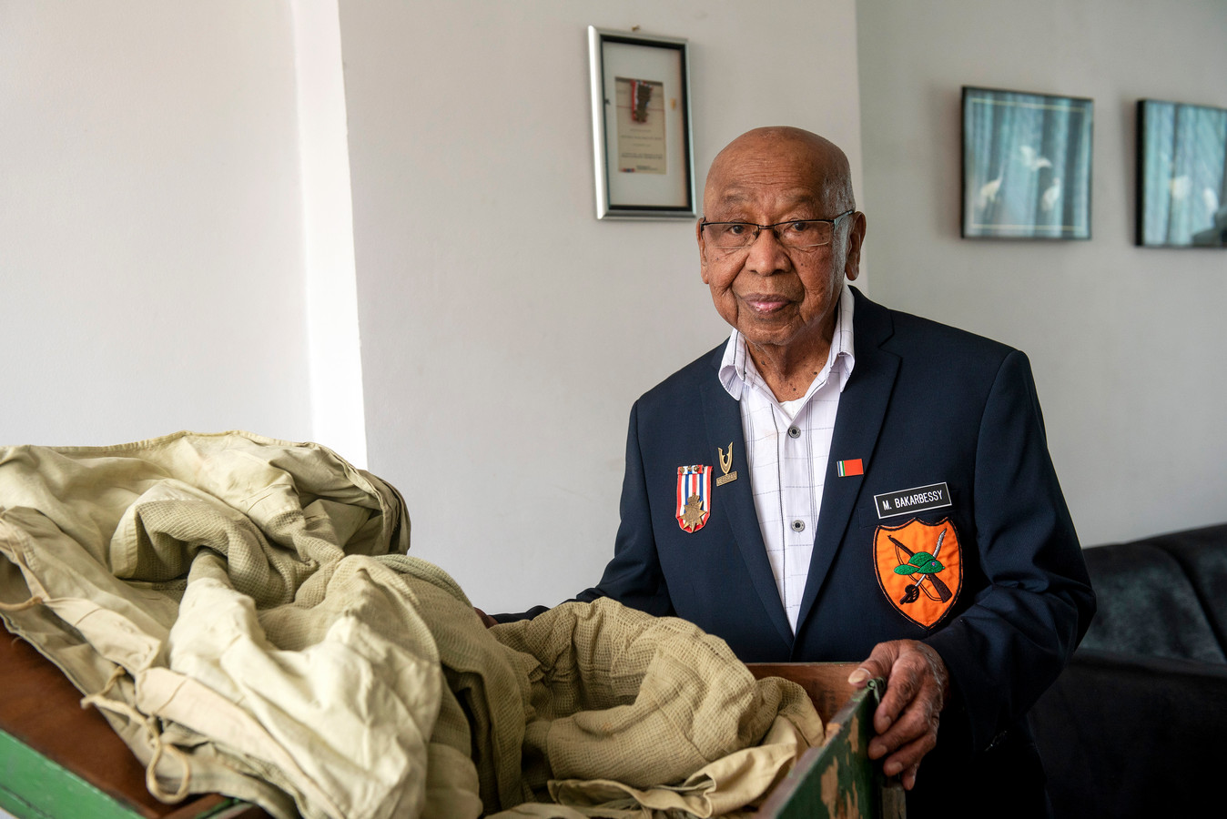 Eerherstel voor oud KNIL-soldaat Mezak Bakarbessy (91) | Foto ... Eerherstel voor oud KNIL-soldaat Mezak Bakarbessy (91) | Foto ...