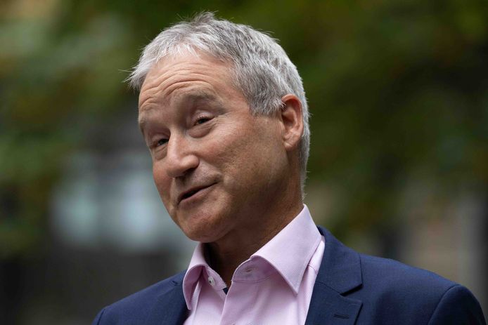 Sicco Louw vindt dat hij te weinig tijd heeft voor zijn raadswerk, dus ...