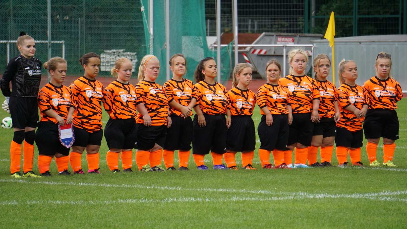 Deelnemers wereldspelen voor kleine mensen met karrenvracht medailles ...