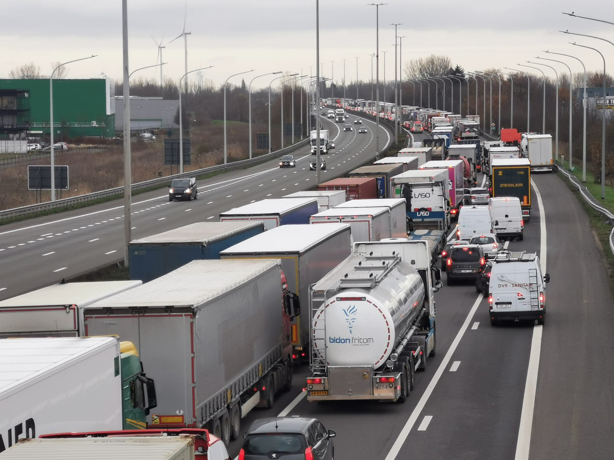 Half uur file op E17 richting Antwerpen door ongeval ter hoogte van ... Half uur file op E17 richting Antwerpen door ongeval ter hoogte van ...