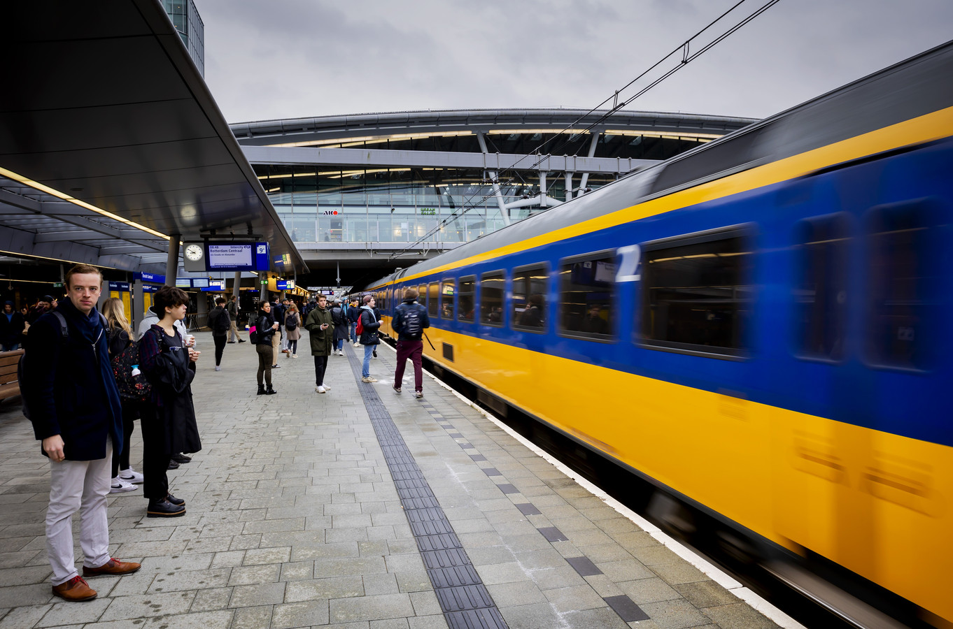 Treinstoringen NS: rijp op bovenleiding zorgt her en der voor problemen ...