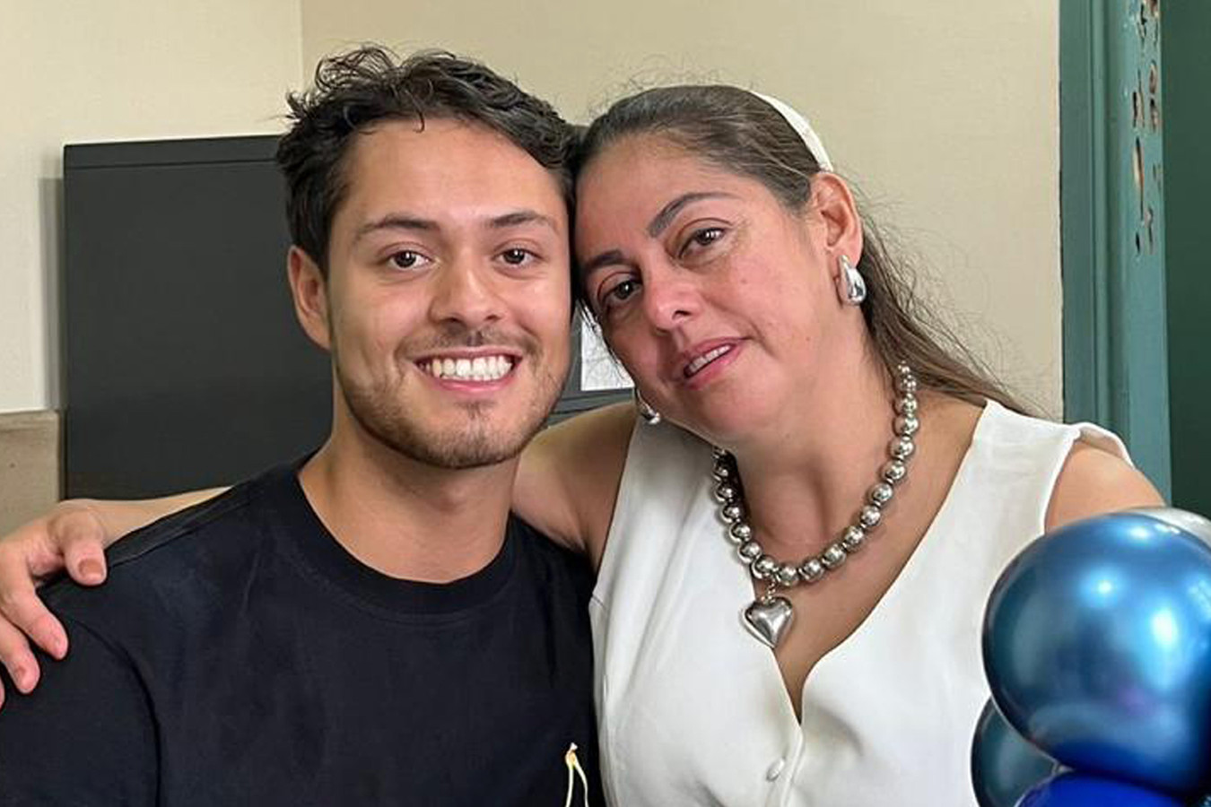 ‘Jeetje, wat lijk ik op jou’: door bizar toeval in een taxi ziet Alejandro zijn moeder na 23 ...