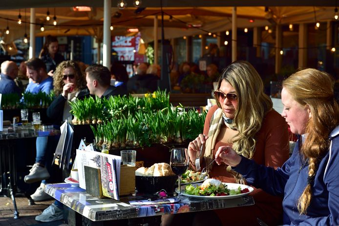 Hallo zon! Gouwenaars genieten massaal van zonnestralen op terras ...