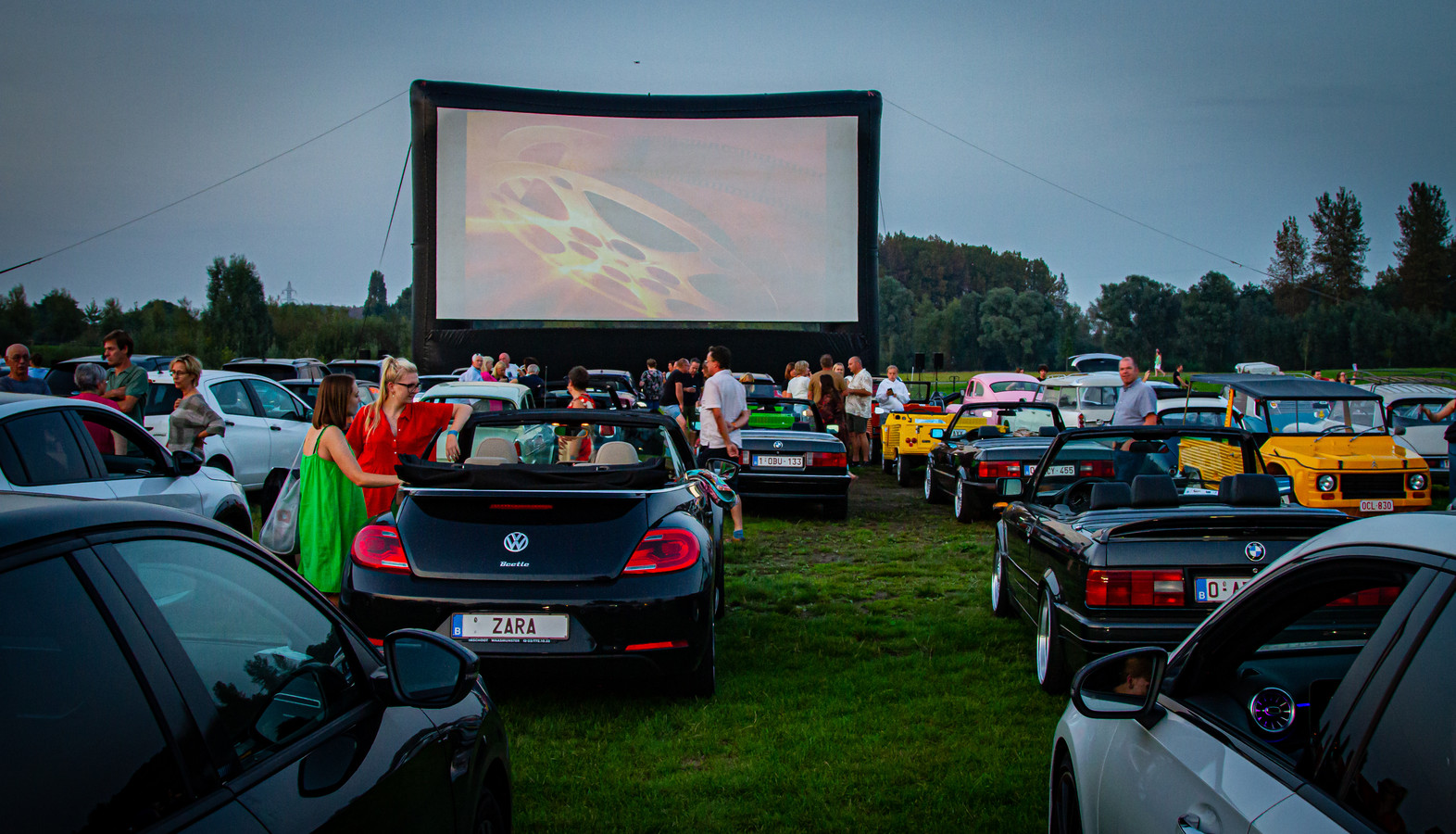 Oldtimerfans beleven topavond dankzij drive-in movie: “Een van onze ...