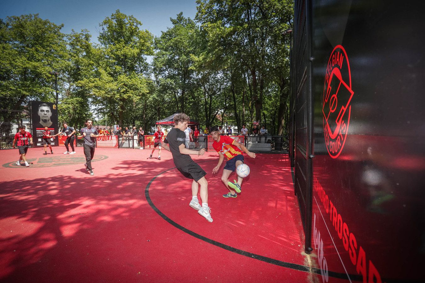 Rode Duivel Leandro Trossard opent Belgian Red Court in Genk | Foto ... Rode Duivel Leandro Trossard opent Belgian Red Court in Genk | Foto ...