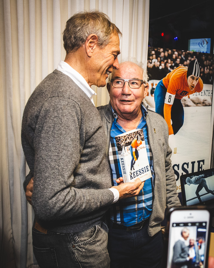 Kees Verkerk ontvangt gouden speld van schaatsbond | Foto | AD.nl