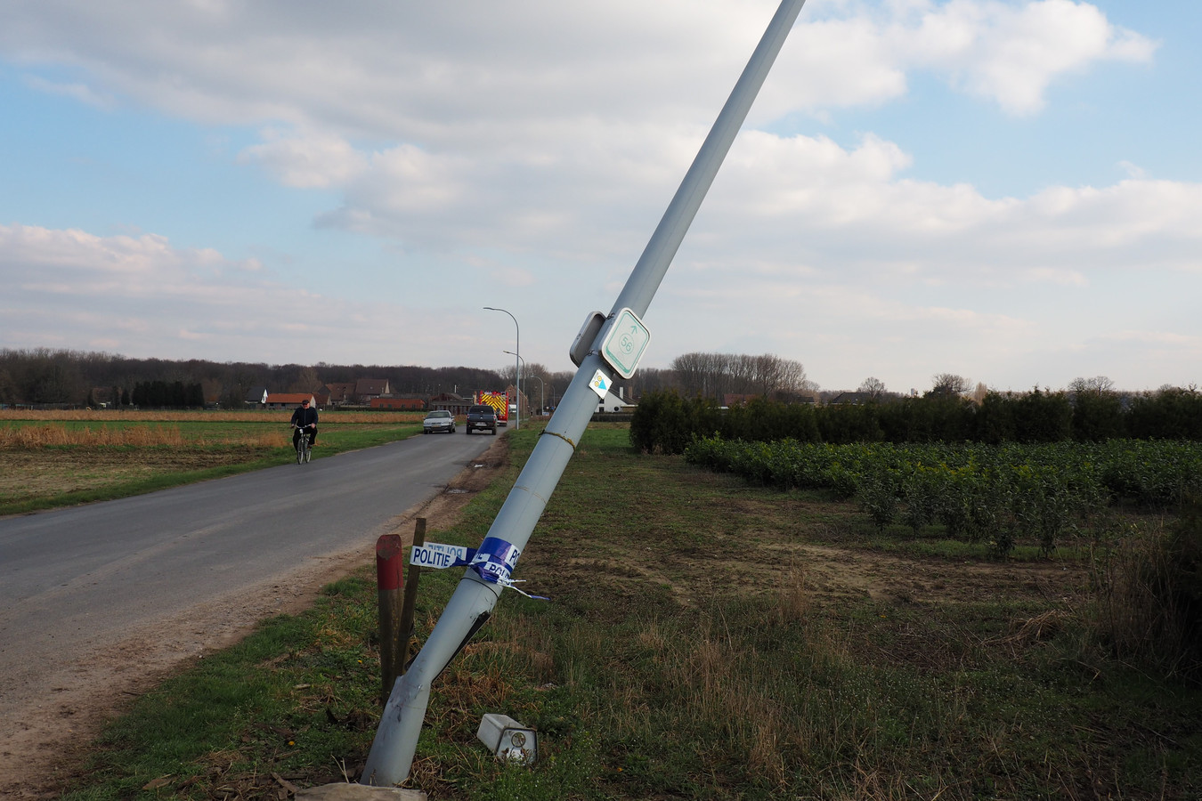 Verlichtingspaal aangereden in Serskampstraat | Foto | hln.be