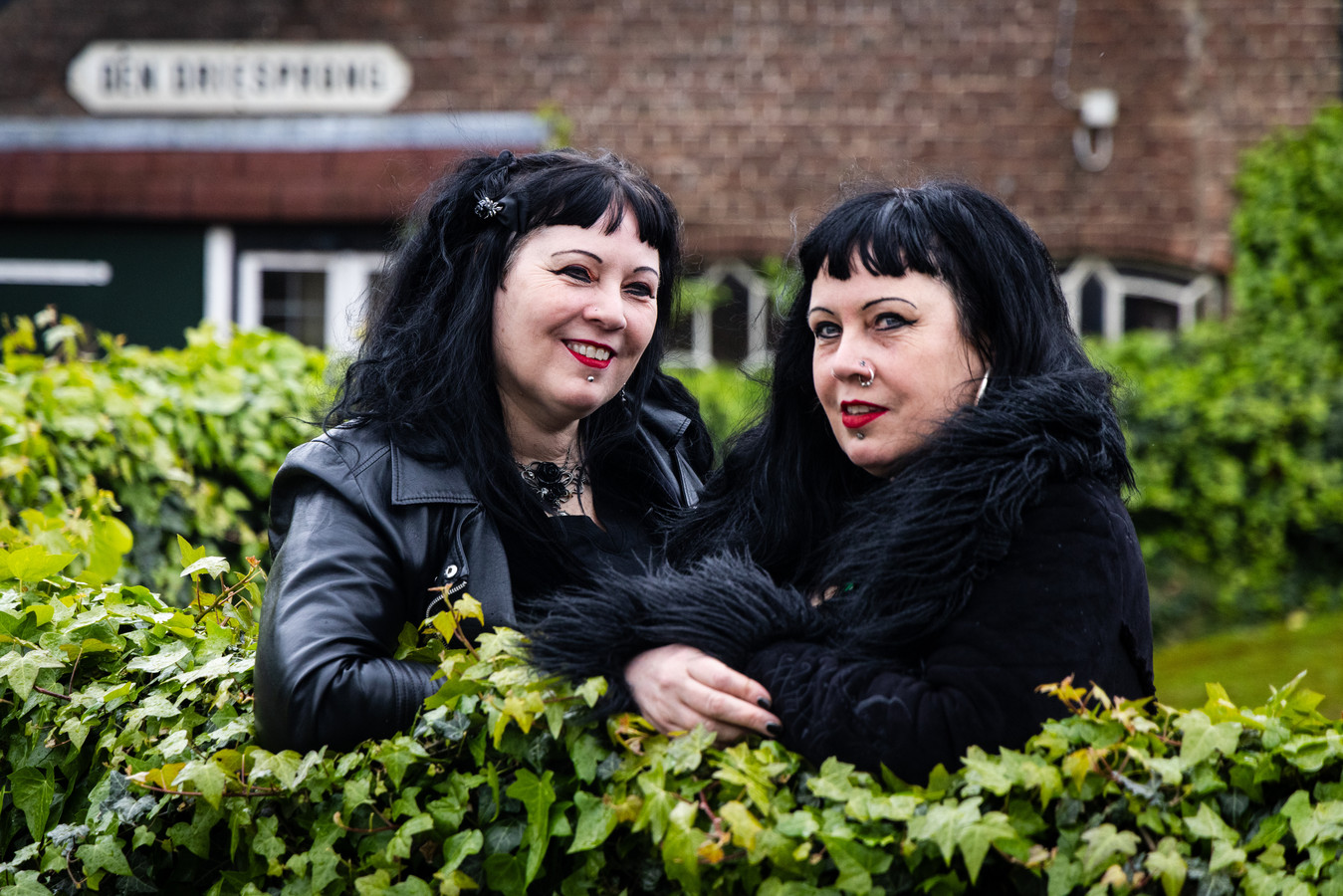 Puberteit ging nooit over: Karin en Margriet zijn nog steeds gothic bühnebeesten | Foto | AD.nl