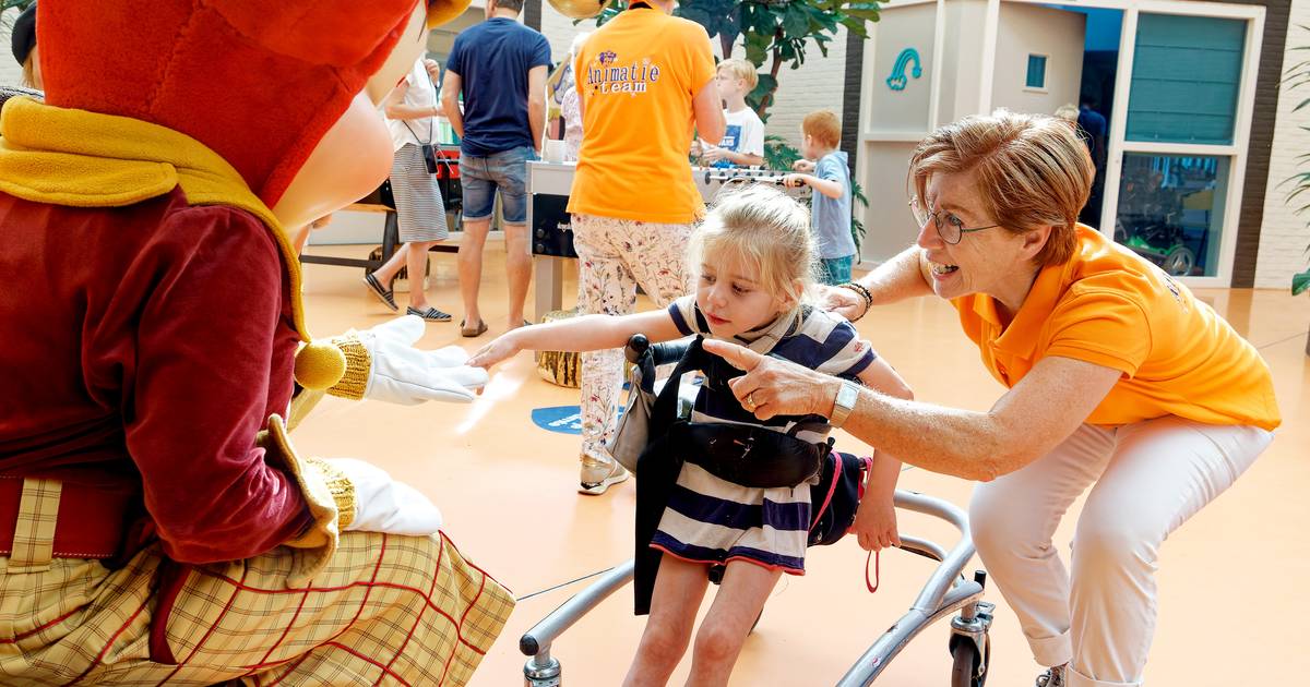 Ans (66) en Juul (23) zijn vrijwilliger bij Villa Pardoes: ‘We maken ...