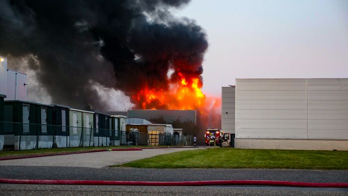 Zeer grote brand verwoest pand op bedrijventerrein in Almere | 112 ...
