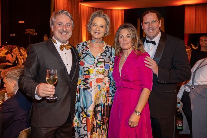 Van je Connemara: prinses Delphine laat zich helemaal gaan tijdens veiling van Henk Van ...