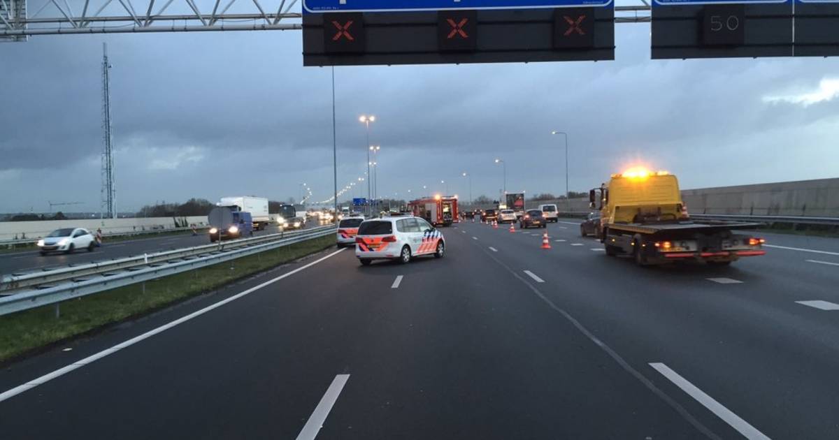 Lange file door ongeval op A50 bij knooppunt Valburg | Arnhem | gelderlander.nl
