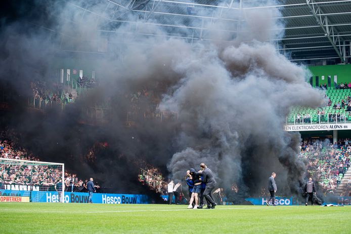 KIJK. Opnieuw supportersgeweld in Eredivisie: rookbommen, vuurwerk en man met bivakmuts leggen ...