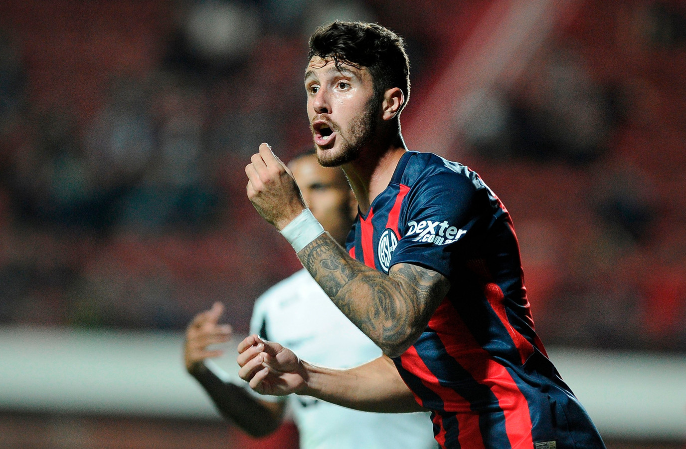 Marcos Senesi tekent vandaag in de Kuip | Foto | AD.nl