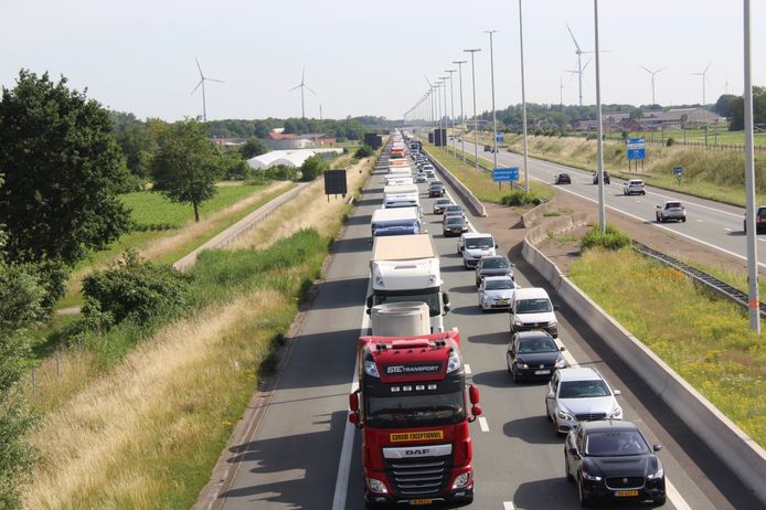 Drie vrachtwagens botsen op E19 richting Breda: Nederlandse chauffeur overleden, snelweg nog ...
