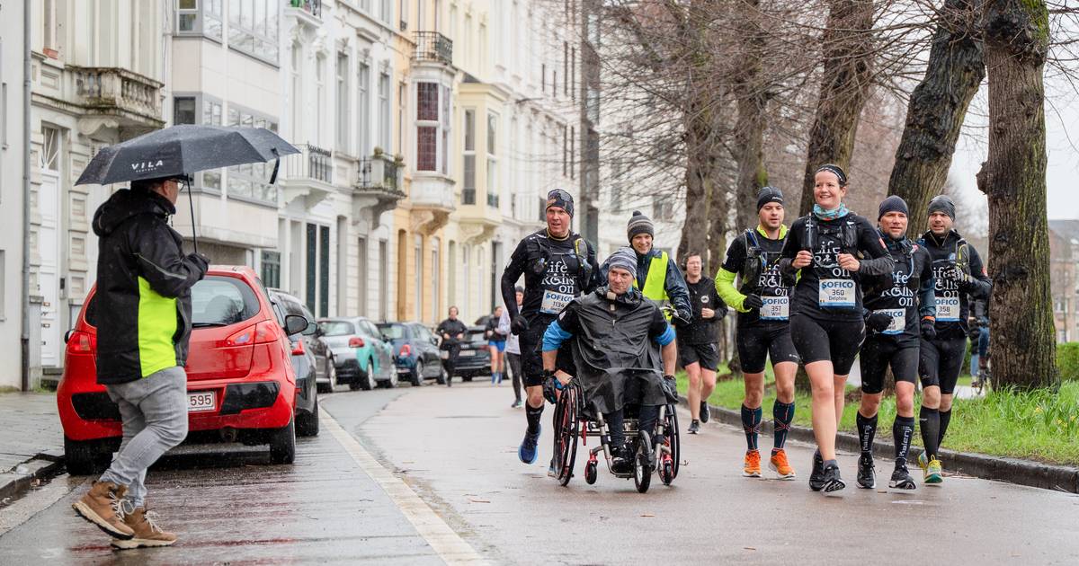 Politieman Tom (53) die na ongeval in rolstoel belandde, rijdt marathon ...