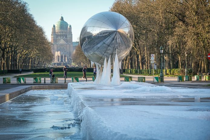 Vrieskou tovert Brusselse fontein om in prachtige ijssculptuur ...