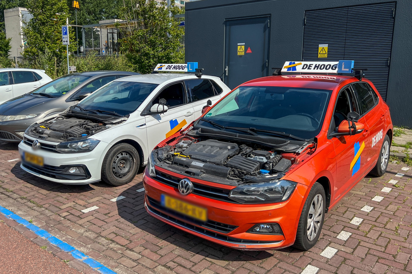 Motorkappen gestolen van lesauto's bij Vlaardingse rijschool | Foto | AD.nl