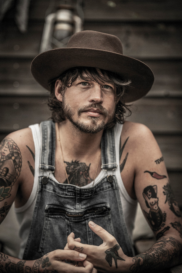 Hoe ‘Mol’ Rob Dekay nu zijn échte gezicht laat zien via nieuwe muziek: ‘Ook BN’ers hebben ...