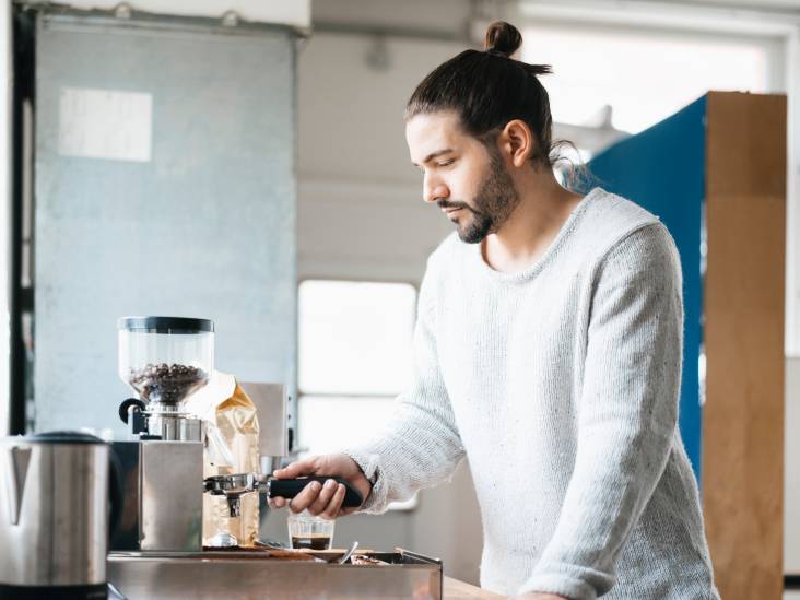 Zo krijg je die muffe geur uit je dekbed | Schoonmaaktips | AD.nl