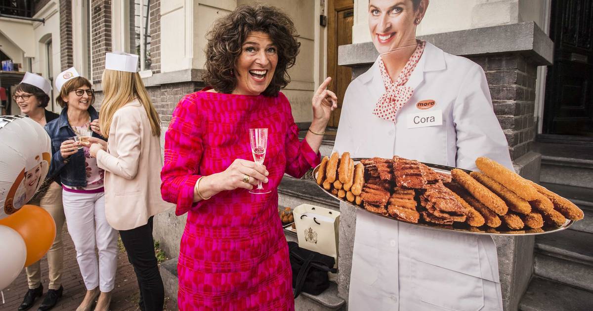 30 jaar Cora van Mora: zelfs de koning houdt van haar | Show | AD.nl