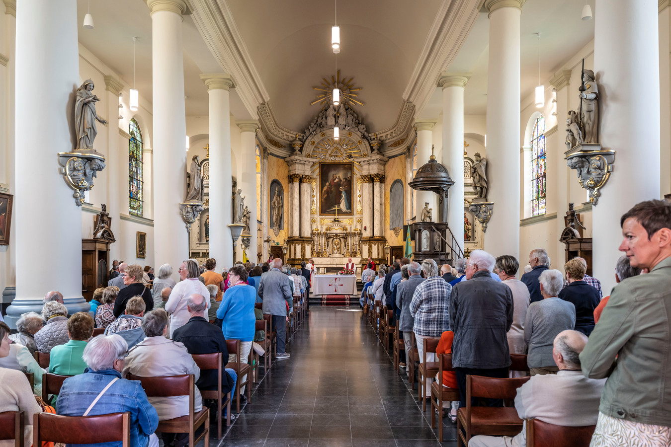Schoonaarde trapt feestjaar op gang met inhuldiging gerestaureerde kerk ...