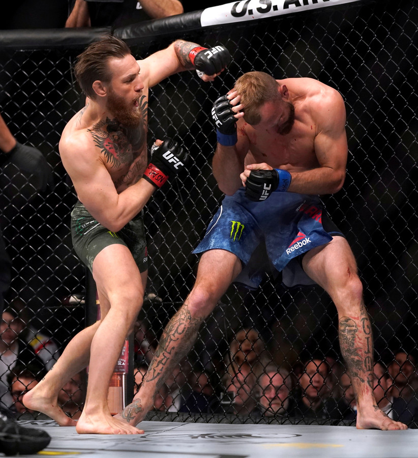 Après avoir mis KO Donald Cerrone, Conor McGregor console sa grand-mère ...