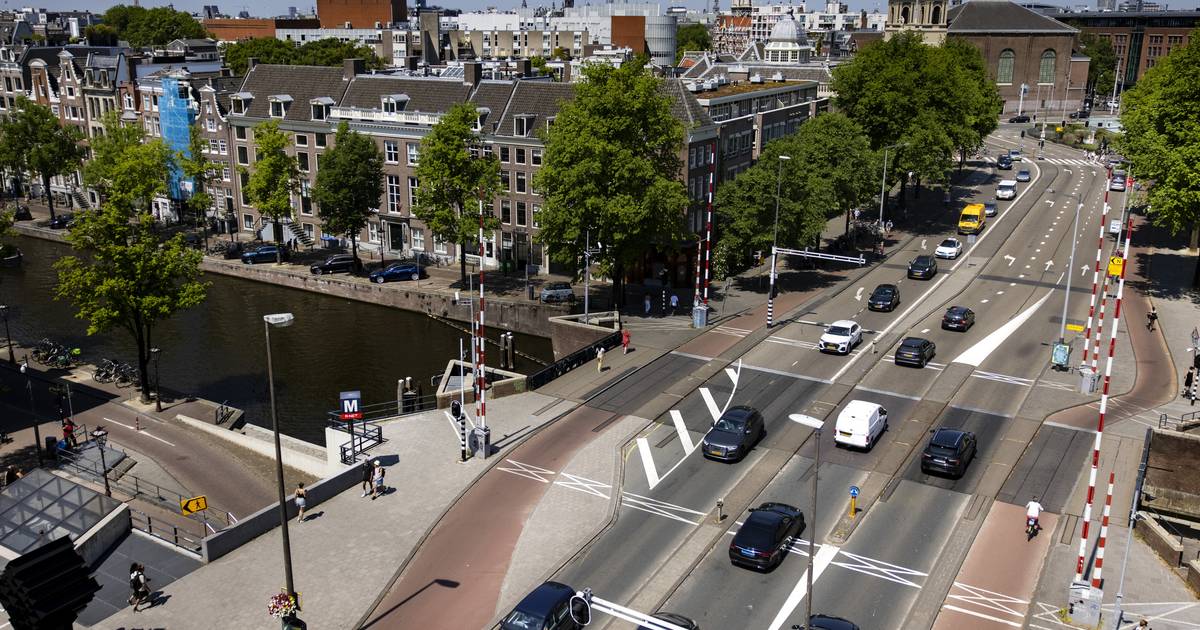 Weesperstraat in Amsterdam aangepast: 30 km/u en op veel plekken één rijbaan | Amsterdam | AD.nl