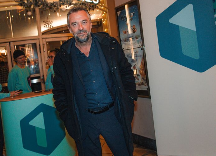 IN BEELD. Tom Waes poseert met enkele Romeinse soldaten op de première ...