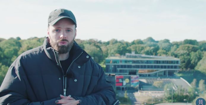 Dit gebeurde er toen een man ‘BOOS’-presentator Tim Hofman wilde doden: “Hij stond klaar met een ...