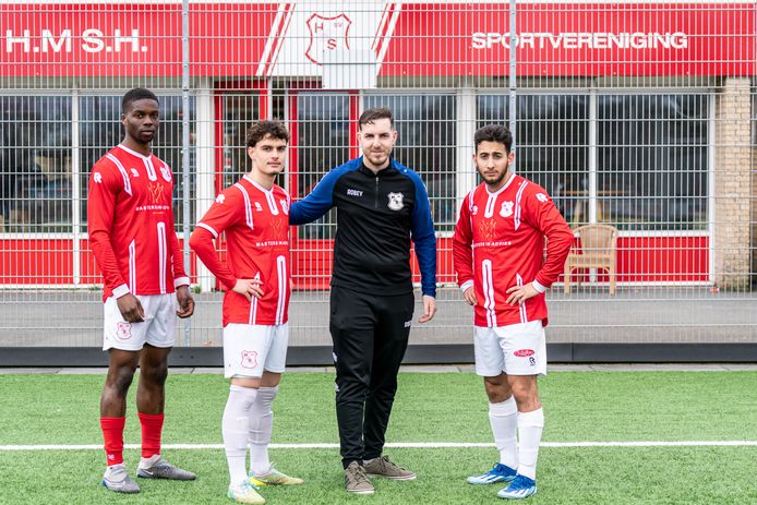 Spelersmakelaar en coach Thanasis (27) baart opzien met transfers: ‘Ze ...