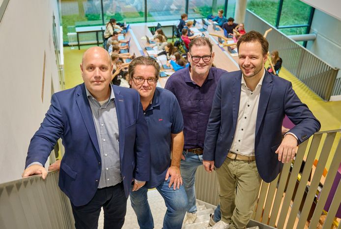 Veel oud-leerlingen voor de klas op 75-jarige Zwijsen College: ‘Een ...