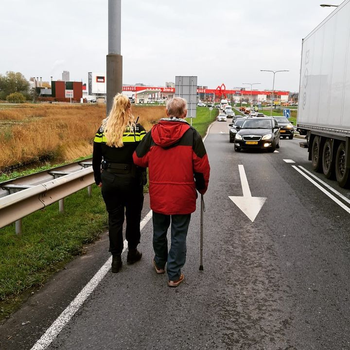 Man (81) beleeft ‘fantastisch’ ritje in politieauto nadat hij met pech ... Man (81) beleeft ‘fantastisch’ ritje in politieauto nadat hij met pech ...
