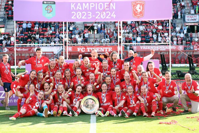 LIVE | FC Twente Vrouwen voor negende keer landskampioen, ploeg heeft kampioensschaal in ...
