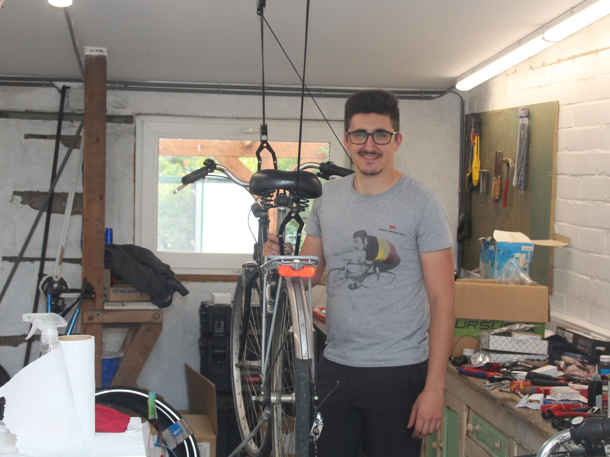 Kenneth (25) start in coronatijden als fietsenmaker: “Fietsen zijn ...
