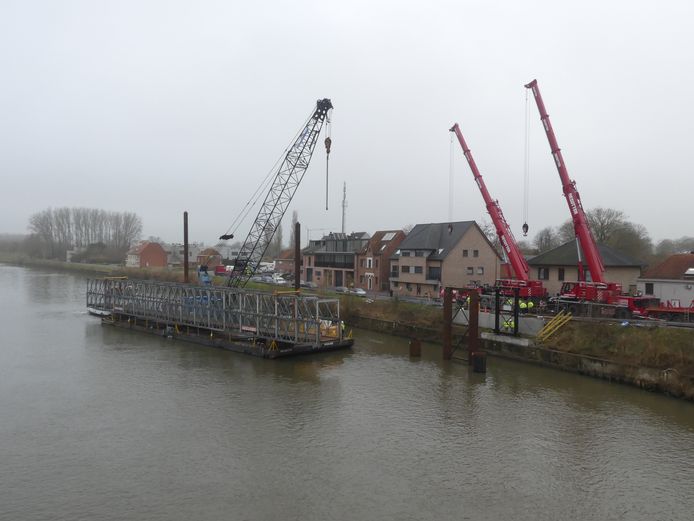 (VIDEO) Tijdelijke fiets- en voetgangersbrug ligt bijna over het ...
